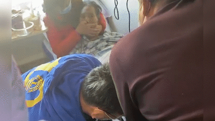 有我在您死不了!北京医生列车上救人 一句话让家属感动