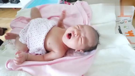 初生婴儿第一次洗澡,乖巧得就像个假娃娃,好想抱回家