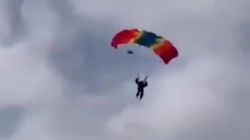 降落伞,差点落入人群,却被一只,大手,抓住,随后众人都笑喷了