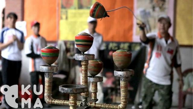 台湾老街的艺人表演定点陀螺 老艺人把陀螺变成自带GPS定位