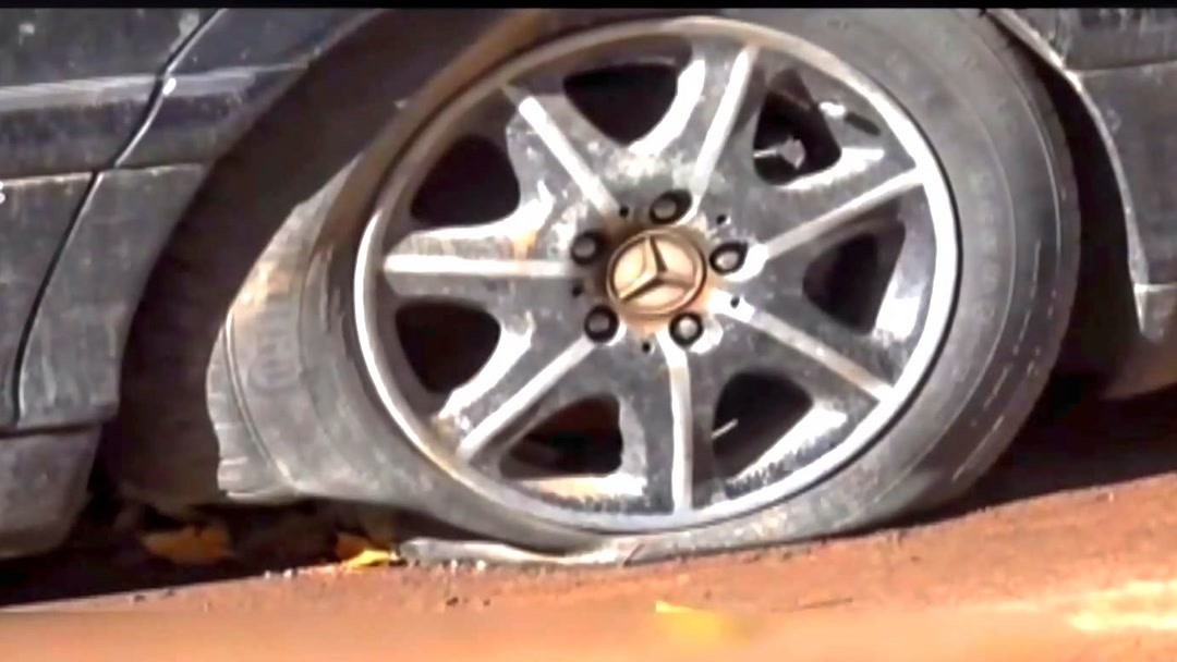 太任性,百万奔驰被弃路边2年,车主:不要了