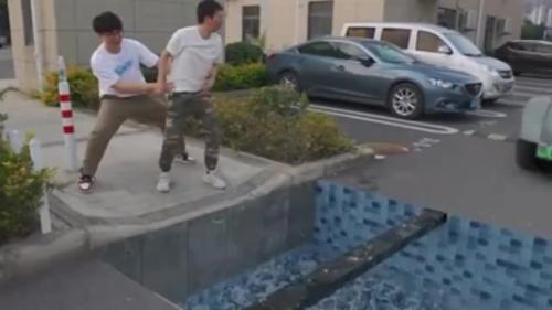 这是哪位大佬发明的人行横道,完全不给闯红灯的机会,真是太牛了