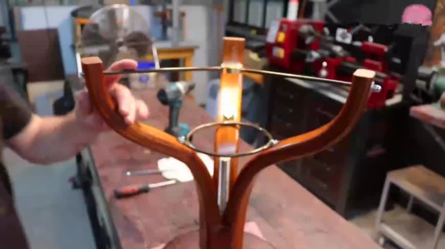 牛人用木棍制作三角板凳,成品太漂亮了