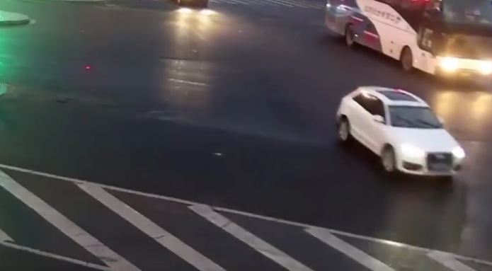 女子驾驶电动车闯红灯,不料被轿车撞飞付出代价