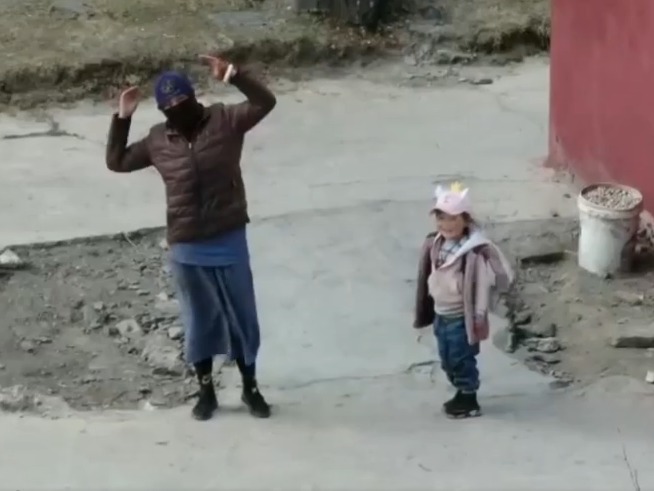 森林消防员"喊话"防火宣传 藏族大姐比心回应