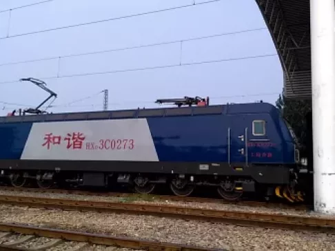 【火车视频】K8415次列车挂车,K105次列车出站——720P