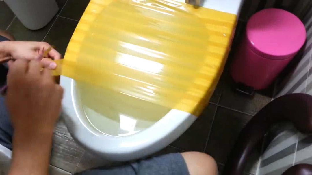 马桶堵了不要慌,只要家里有胶带就可以轻松疏通