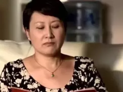 桃子妈妈拿桃子的钻石戒指和玻璃比, 她最中意房产证有闺女的名字