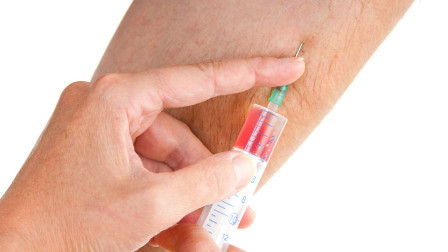 打针的时候,针头插进皮肤后,针管里那坨“肉”去哪里了?