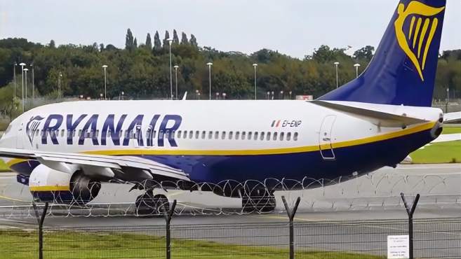 波音B738飞机起飞,是B737-800机型的简称