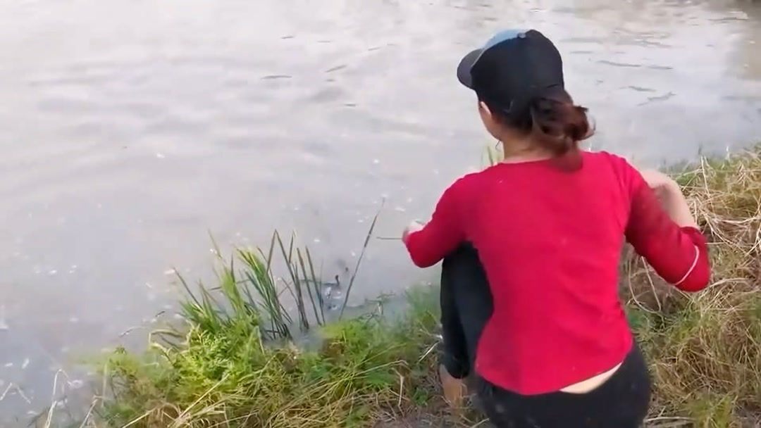 撒网打鱼:渔网拉起来有点吃力