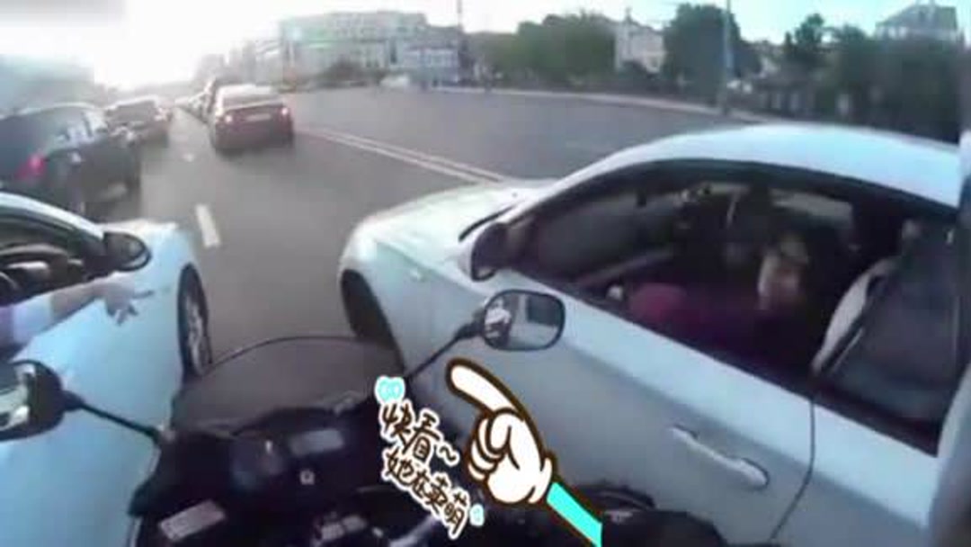 老外超有爱摩托骑手 遇到想抽烟的女司机 发生这样意想不到的事情