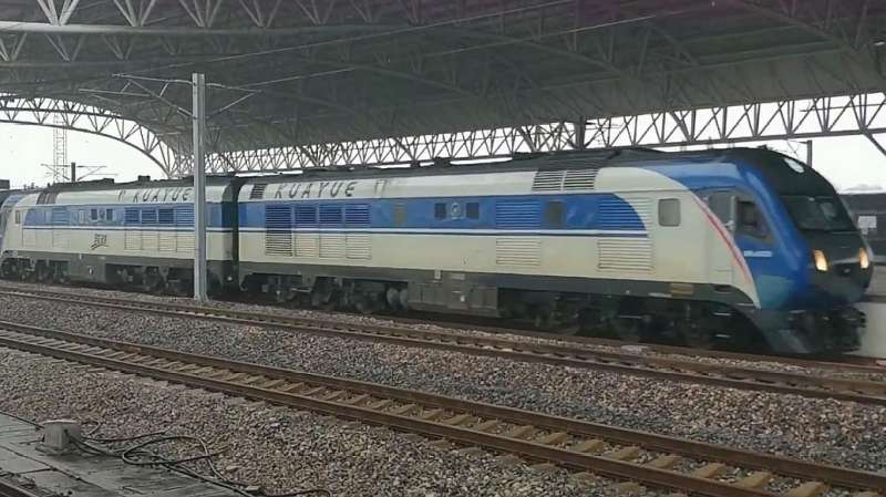 DF11G牵引K245,宁启线上的“猪头”列车,59秒目睹它进站停车