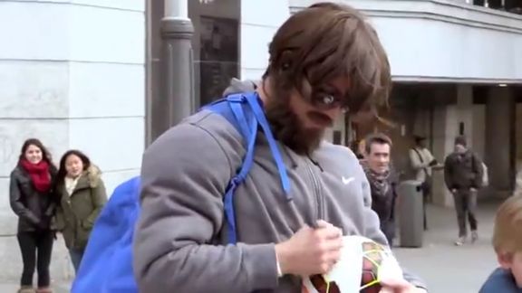 小伙打扮成乞丐上街乞讨,不料引来路人围观拍照