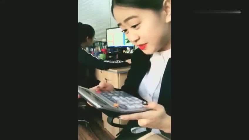 计算器:哪里得罪了姑娘直说啊,再玩下去就没电了