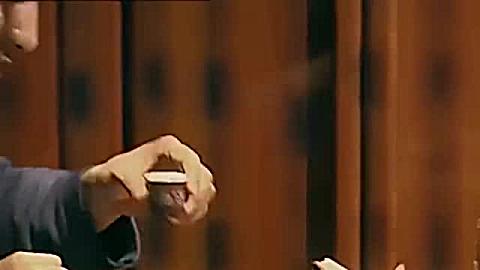 小伙和妹子玩猜拳输一把脱一件衣服