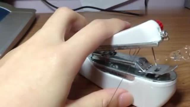 小型缝纫机的使用方法,缝得挺整齐的,就是手动的有点.