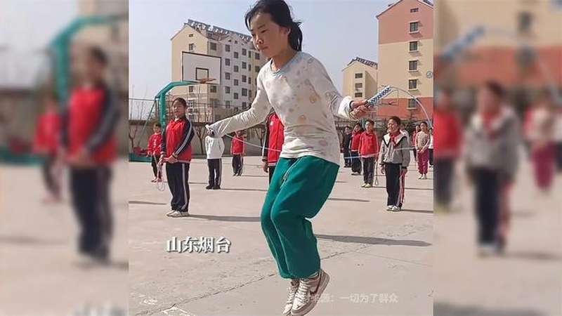 四年级女生参加学校跳绳队两年,课间表演“花样跳绳”