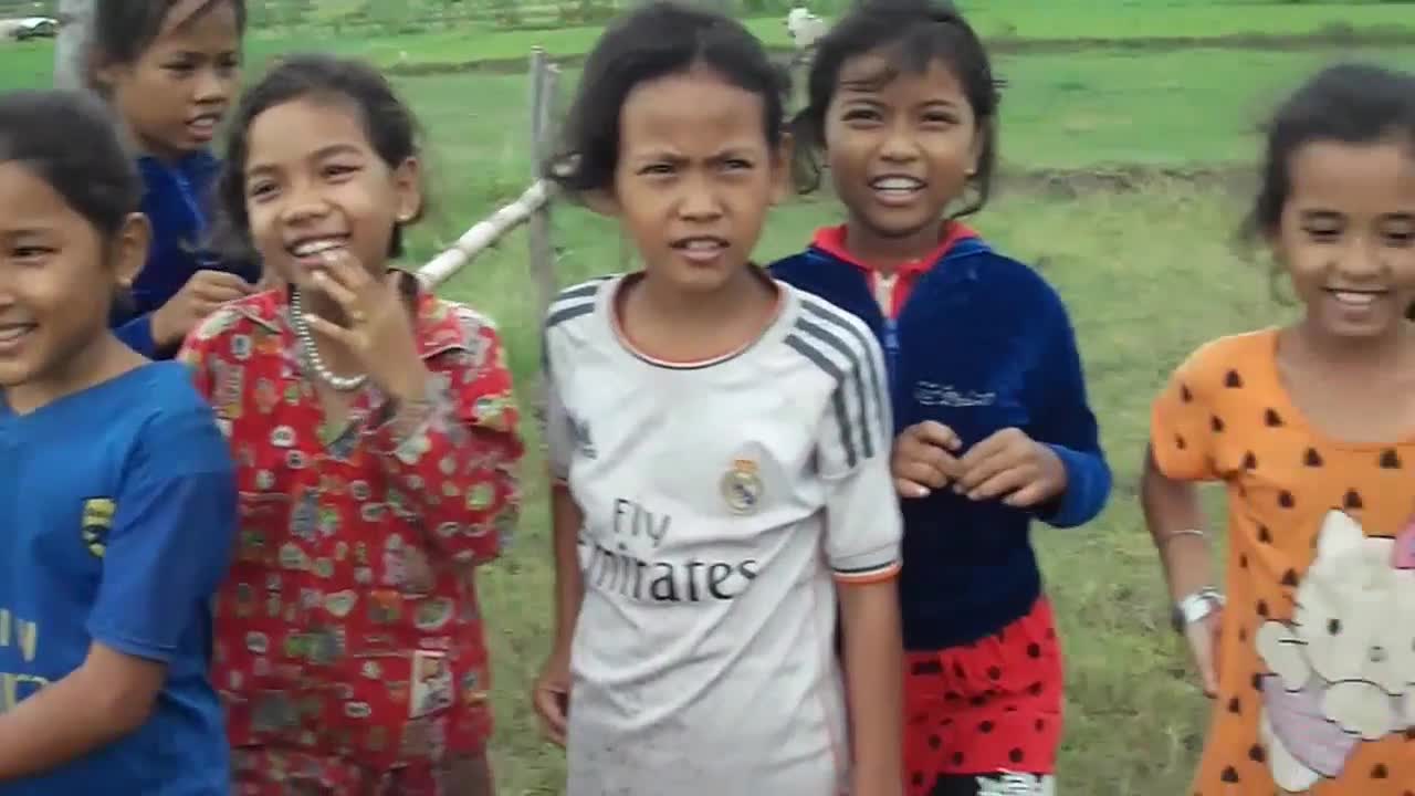 柬埔寨的小女孩自由自在的玩