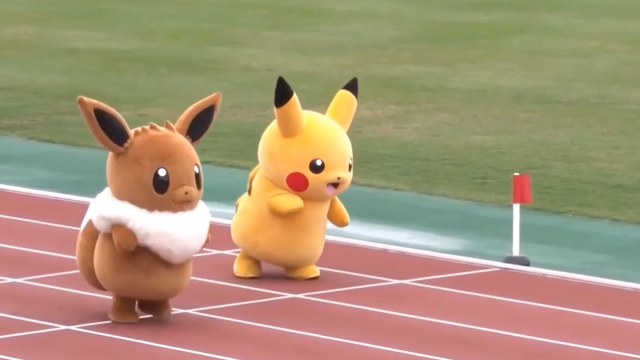 皮卡丘与伊布比赛,萌物对决,你是要笑死我好继承我的花呗么