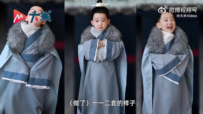 ...用床单为儿子缝十多套古装 】河北秦皇岛,宝妈赵女士用旧床单做衣服...