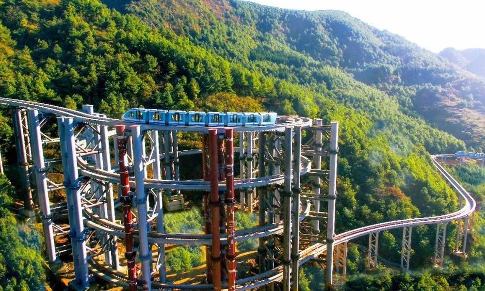 世界第一座螺旋攀升单轨桥中国建成,真是不可思议!