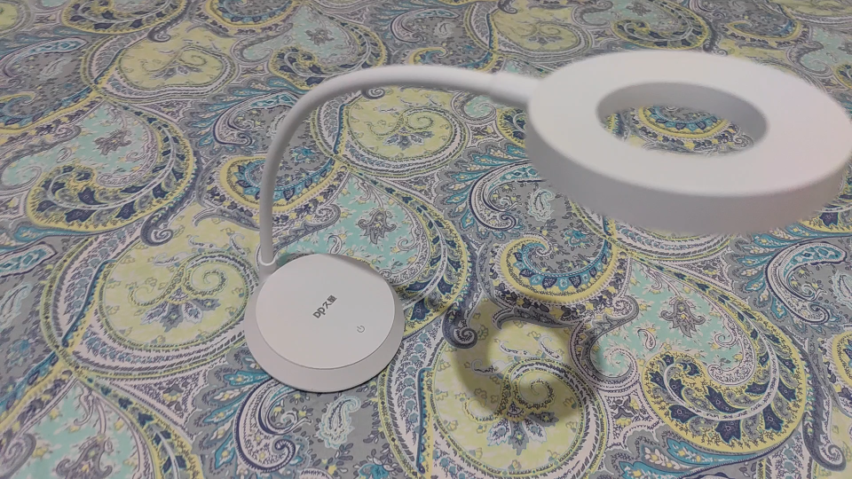 新买了一个充电插电两用台灯,竟然还可以更换电池