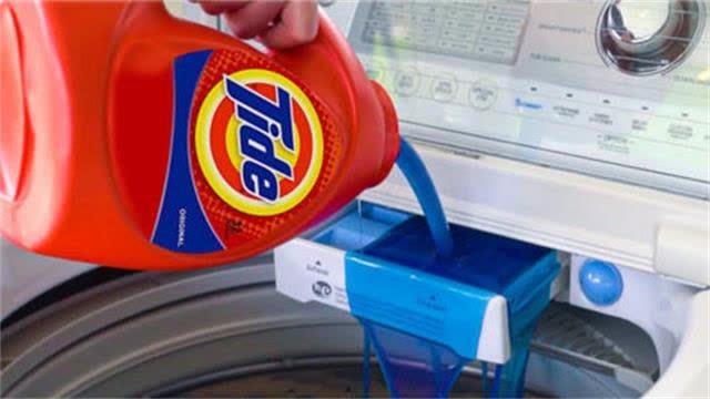 老外将一桶洗衣液倒进洗衣机中,会发生什么呢?结局亮了!