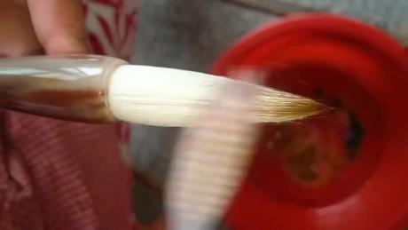 毛笔的笔尖是这样修出来的,差一丝一毫都不行!