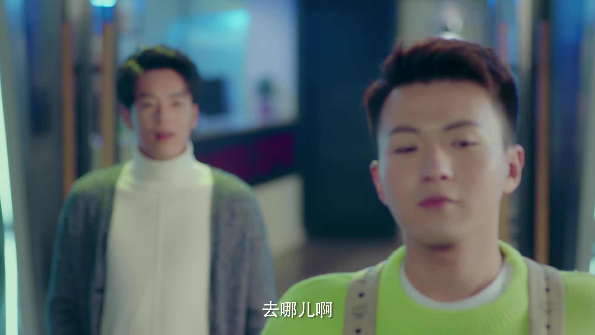 富少去咖啡厅做服务员,只为等他一起下班