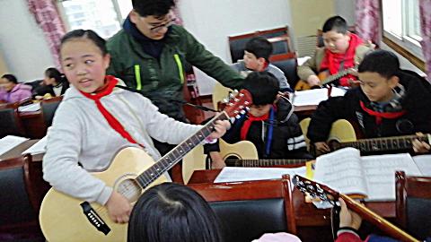 小老师 大老师 互帮互学好老师 红领巾 吉他弹唱 课堂花絮。