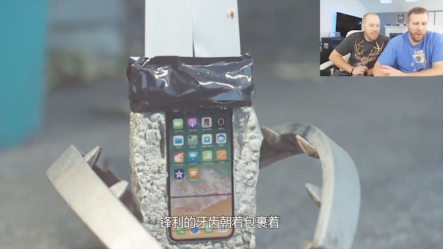 混凝土硬度究竟有多强?老外用捕兽夹测试强度,难怪盖房子都用它