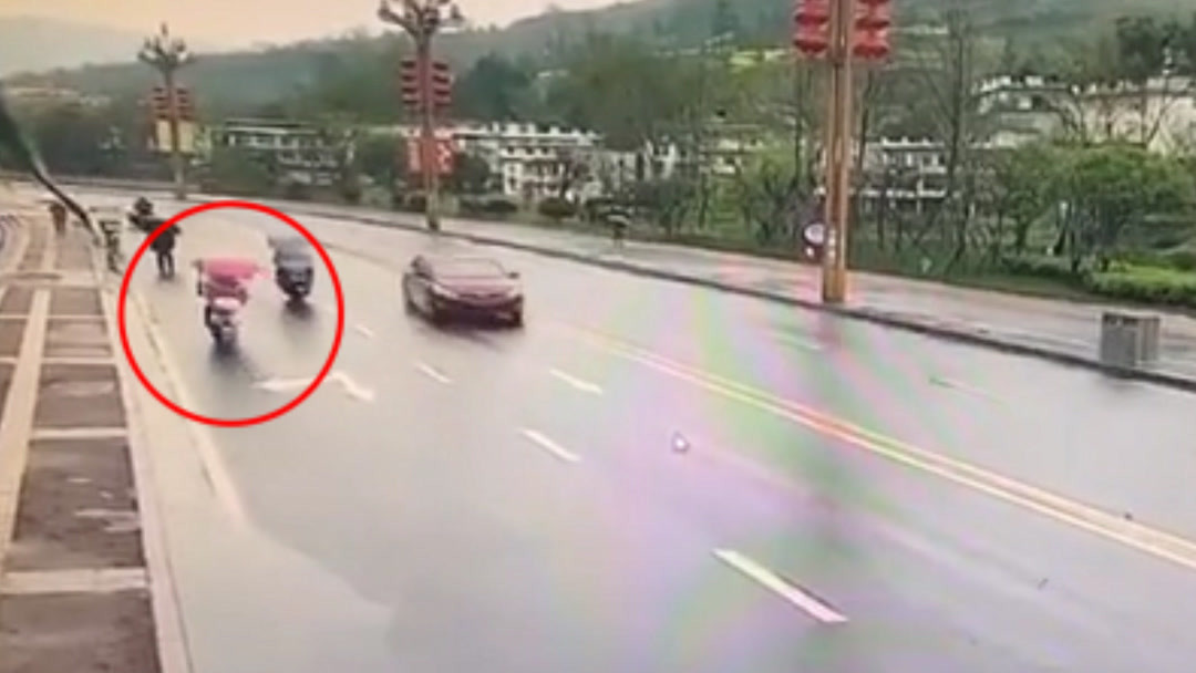 雅安一辆三轮车与电动车相撞,三轮车非法加装电瓶