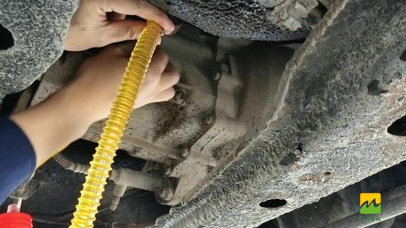 小伙自己换汽车手动变速箱油,打算开到报废去不换了,你觉得行吗