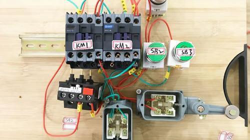 电工常识:三相异步电动机正反转控制电路,如何根据图纸实物接线