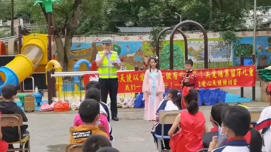 连南公安开展关爱留守儿童,交通安全和反诈宣传活动