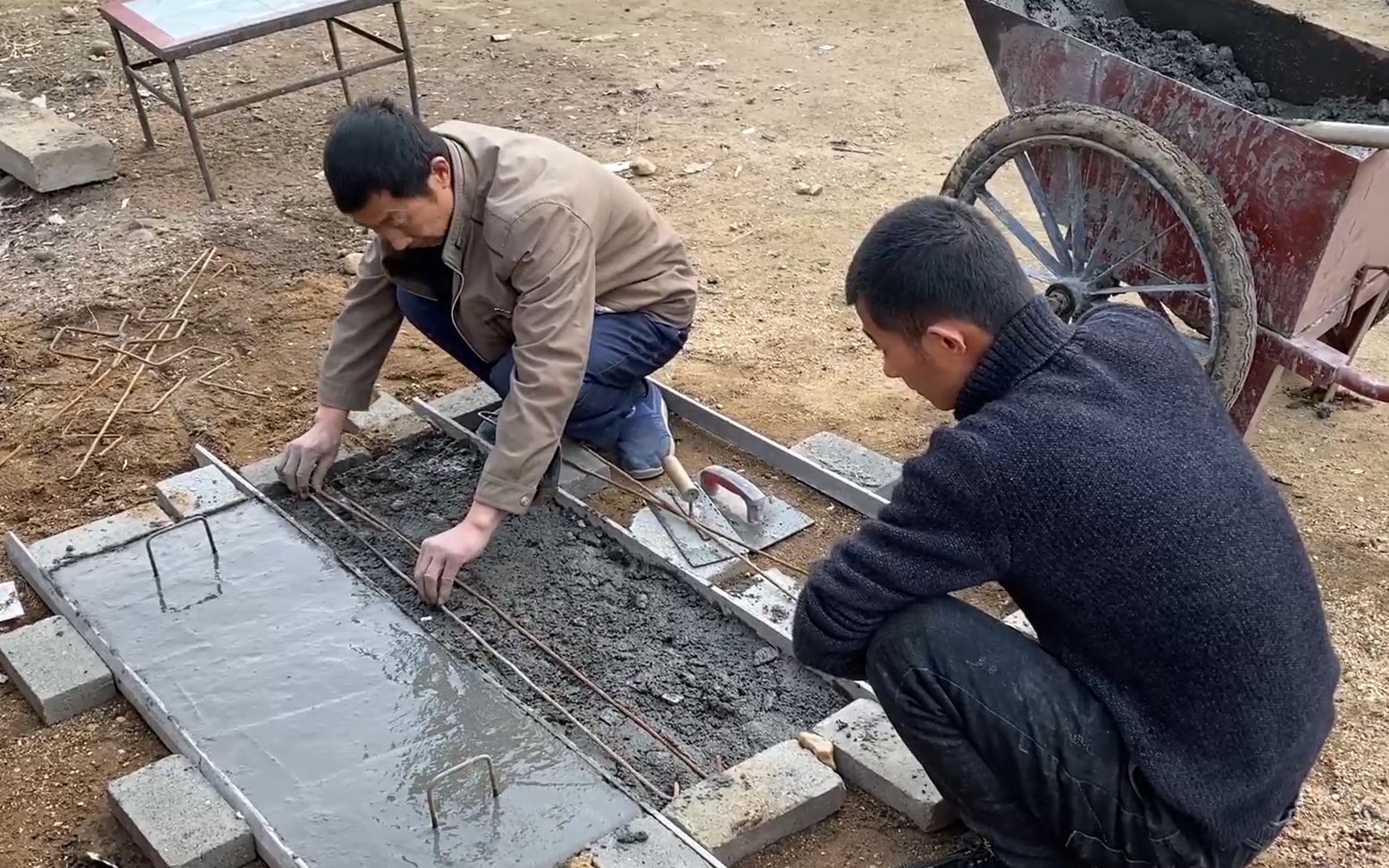 父子俩打混凝土盖板,自己的钢筋多下一点,这样打出来更结实