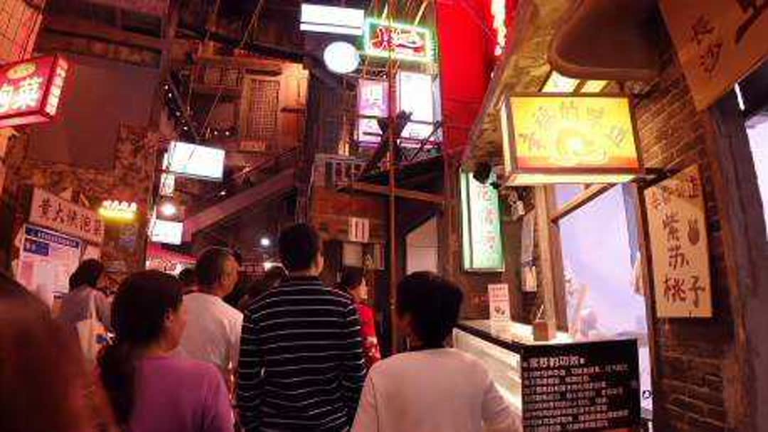 小情侣打卡需要排队3万多桌的长沙超级文和友 他凭什么这么火?