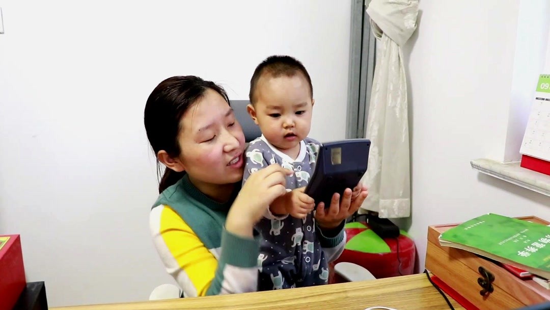 小孔宝帮妈妈算账了,小手一直按不停,多算出几块钱买好吃的