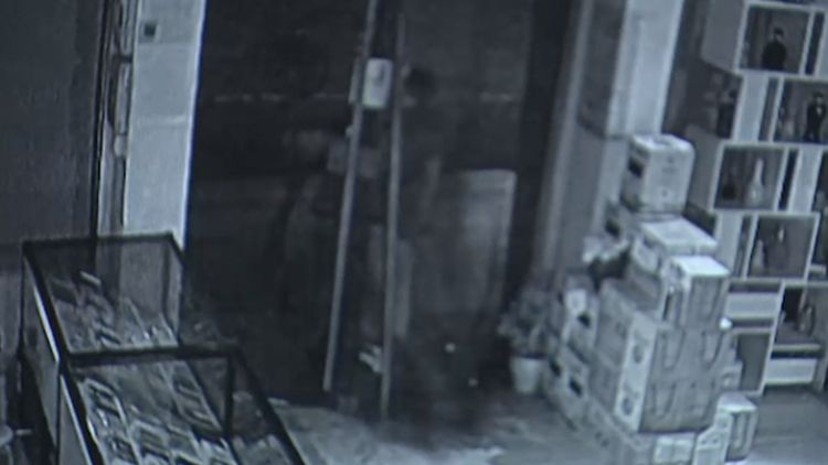 信用卡透支无力偿还,嚣张男子沿街撞玻璃门,盗走几条香烟后离开