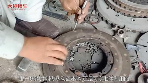 巴铁兄弟翻新卡车离合器片,网友说以前国内也这么做,现在换总成