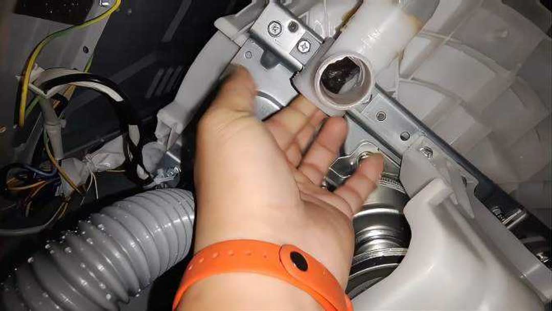 波轮洗衣机维修内桶水排到一半就开始工作了,衣服甩不干