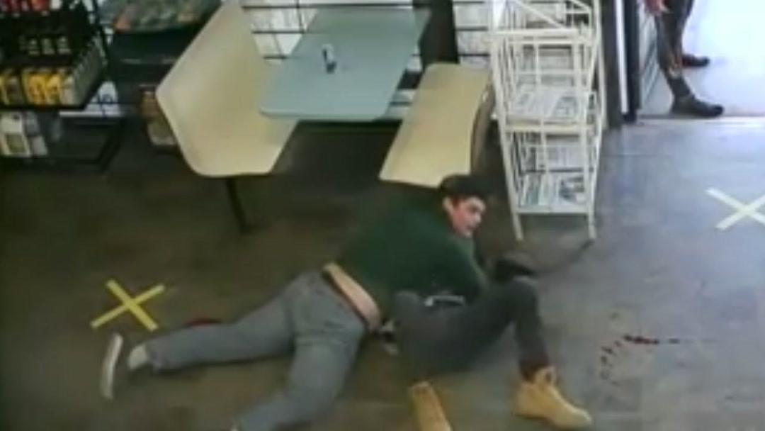 人贩子当街抢小孩 16岁摔跤冠军一记抱摔将其制服