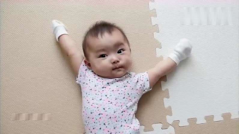 即使被束缚了双手,6个月的小宝宝依旧这么活泼,是多动症吗?