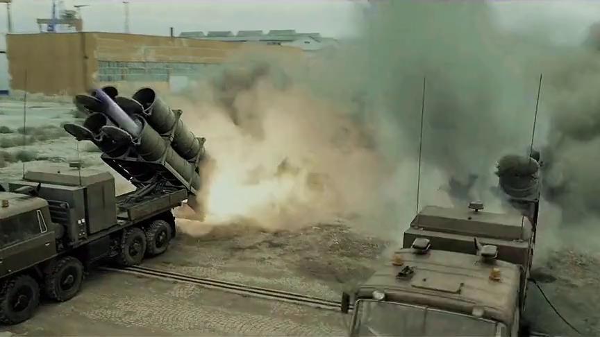 军舰上的导弹拦截系统太霸道了吧,一个弹夹估计有几万发子弹