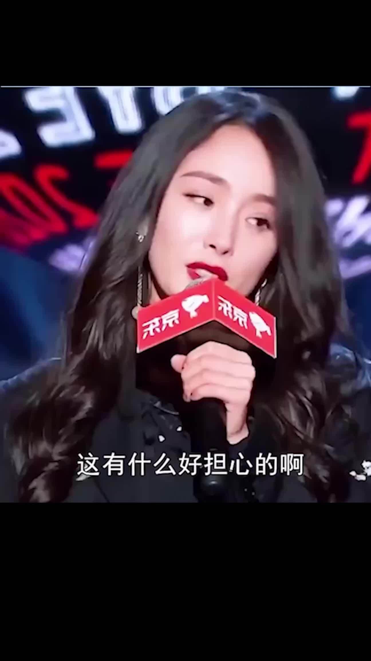 杨幂怕不怕迪丽热巴比自己更火呢看完这视频你就明白了!回话的技