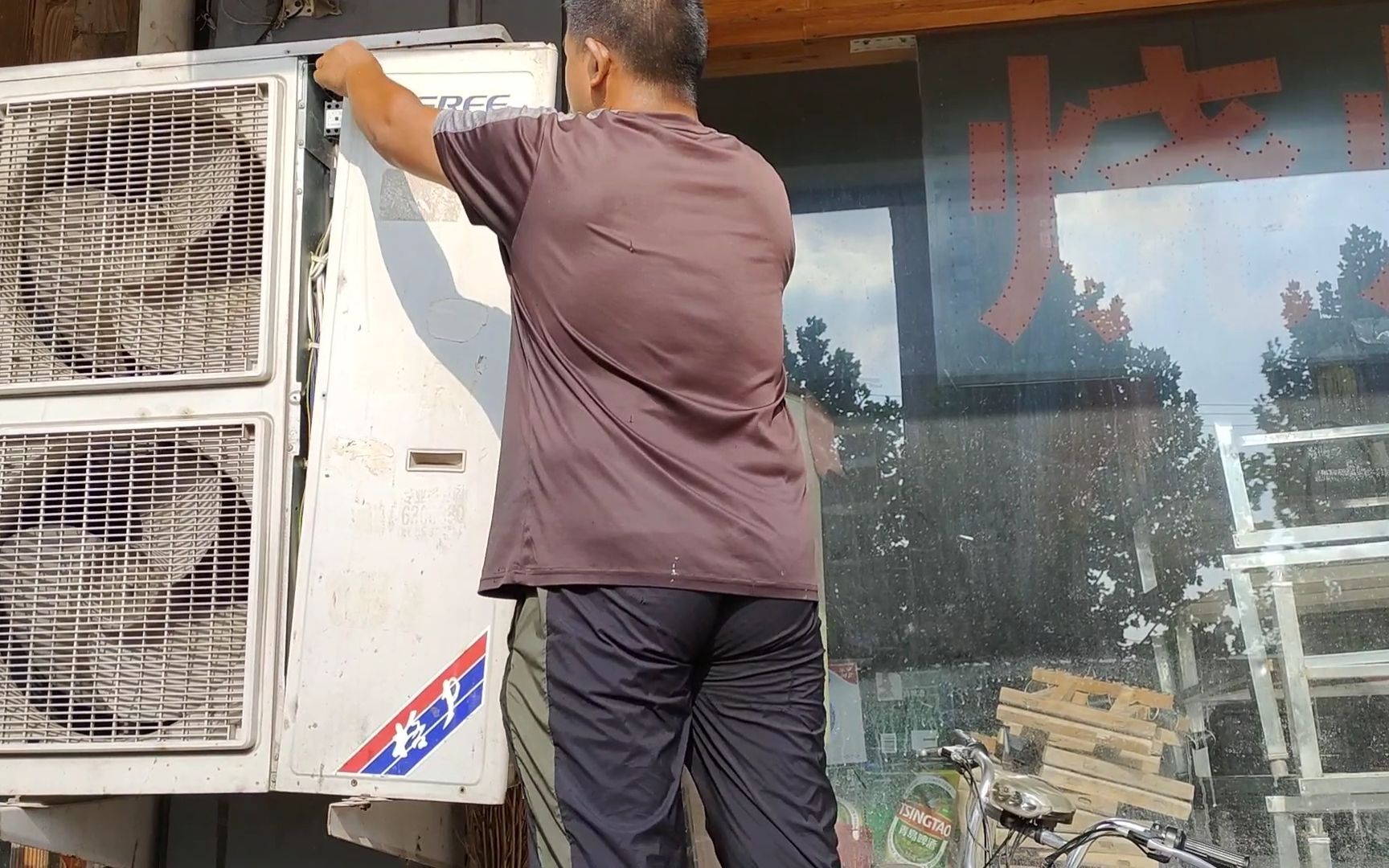 店里的空调一点也不制冷了,维修的师傅检测完,问题就这么简单