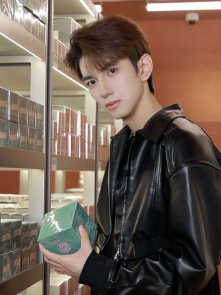 女人,拿走我的PDA,来重庆话梅解放碑店,扫出几折都归你。#HARMAY...