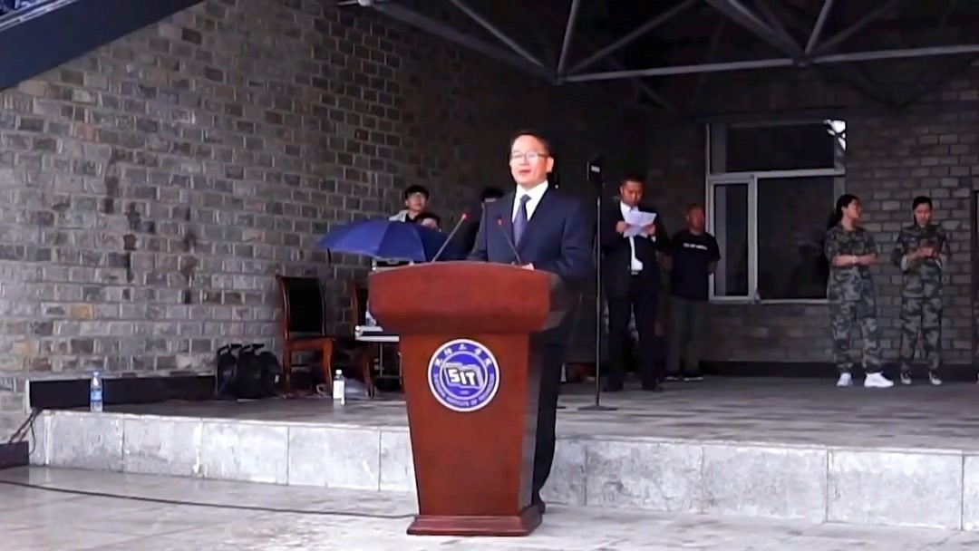 开学礼遇暴雨,校长扔演讲稿只讲4句,句句在理!值得一赞!