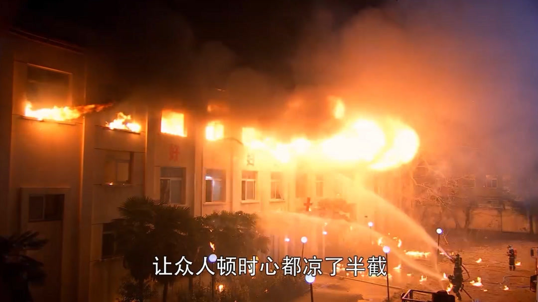 火线英雄:氧气瓶发生爆炸,火势更加汹涌,现场直接大乱